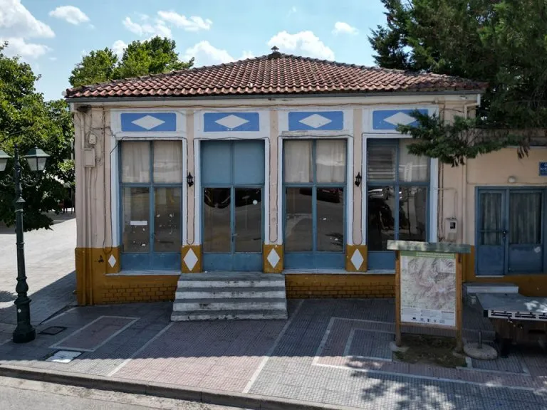 Δίνουν ζωή σε ιστορικό καφενείο - TirnavosPress
