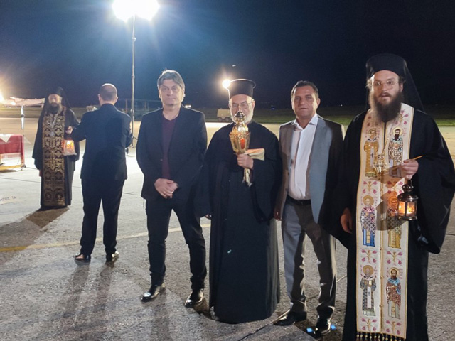 Το Άγιο Φως έφτασε στον Τύρναβο - TirnavosPress