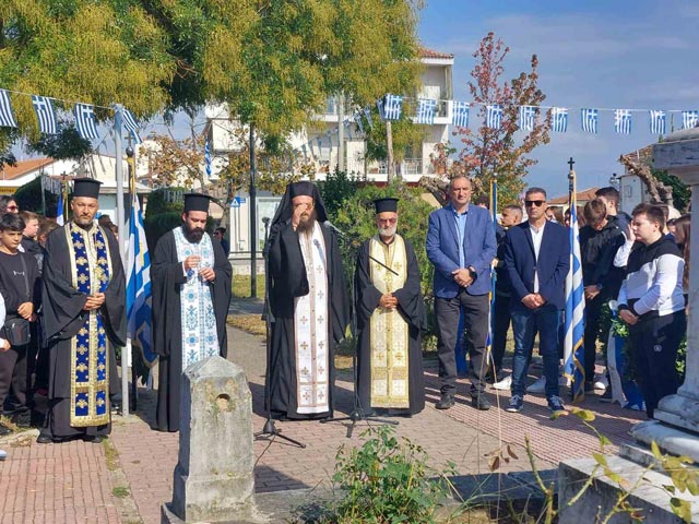 Με επισημότητα η κατάθεση στεφάνων από τα σχολεία του Τυρνάβου ...