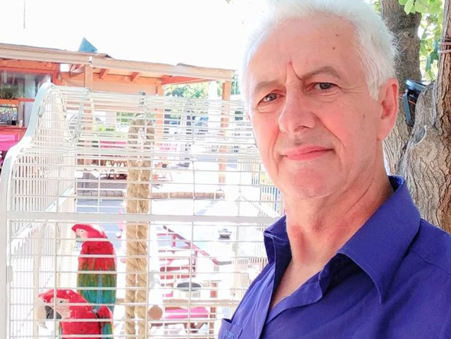 Ο αγαπημένος μας σταρ της βιντεοκασέτας, Πάνος Σουπιάδης ζει πλέον στον ...